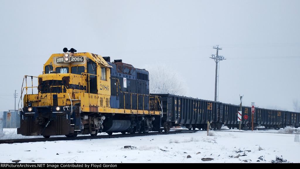 WTJR 2086 leads a string of six gondolas loaded with scrap steel